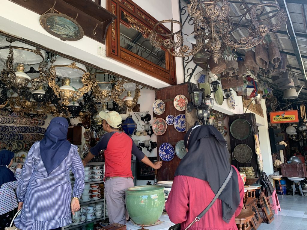 5 Keunikan Pasar Triwindu Solo, Surganya Barang Antik - KATOLIKANA