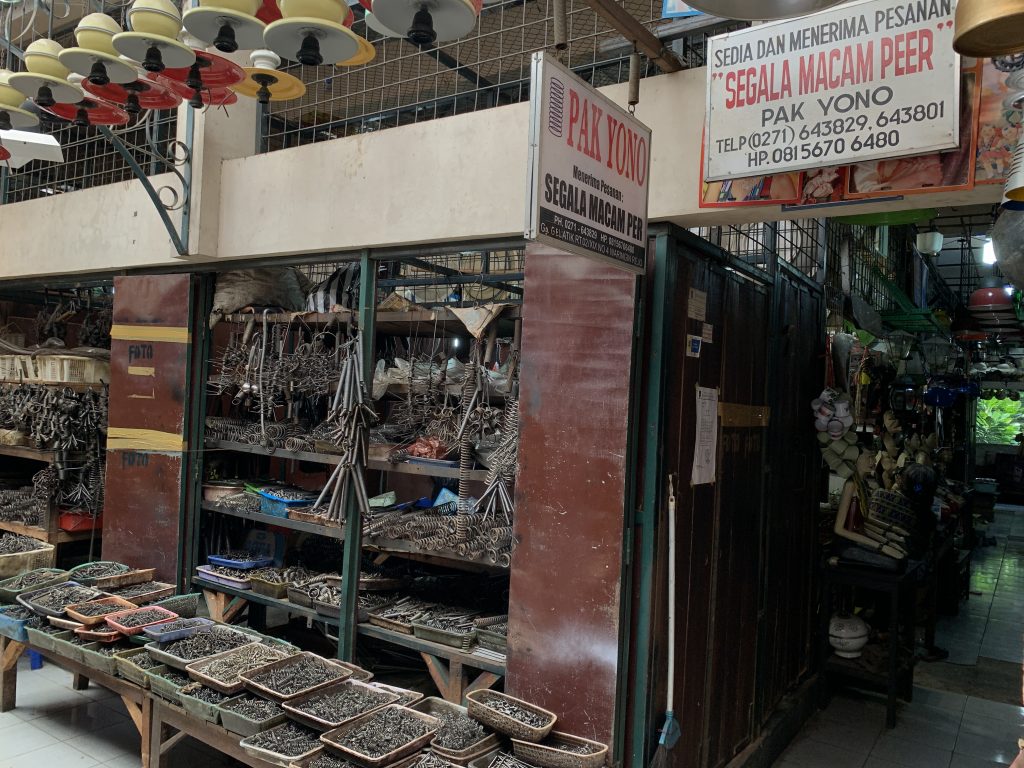 5 Keunikan Pasar Triwindu Solo, Surganya Barang Antik - KATOLIKANA