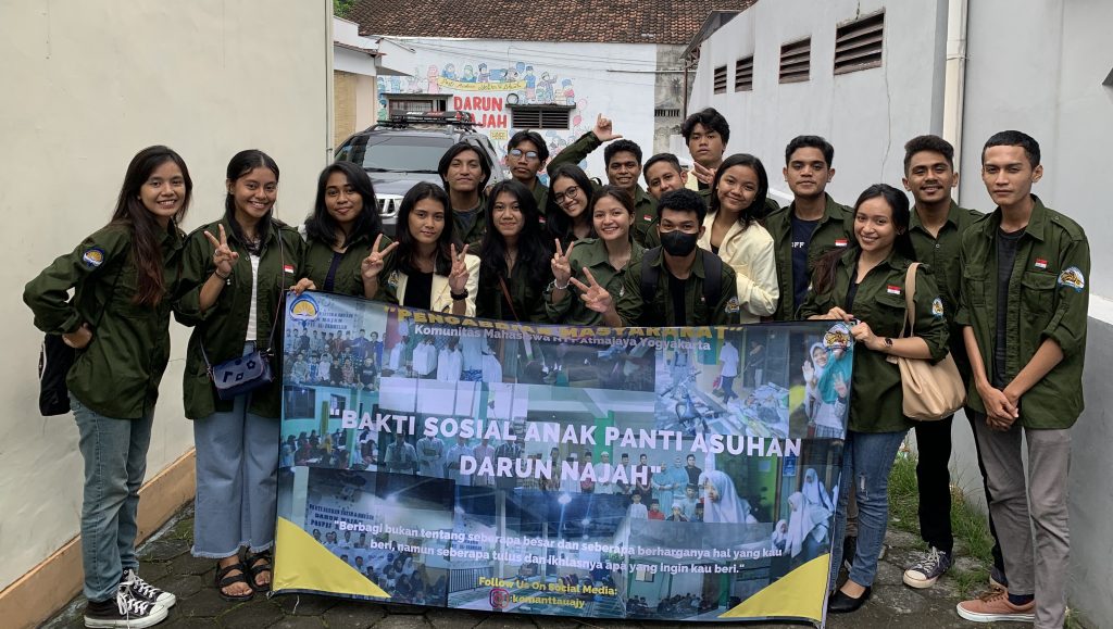 Komunitas Mahasiswa NTT UAJY Rutin Gelar Bakti Sosial ke Panti Asuhan - KATOLIKANA