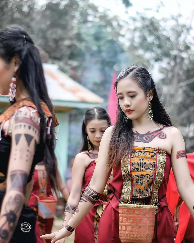 Gereja Keuskupan Sintang Berjalan Bersama Suku Dayak - KATOLIKANA