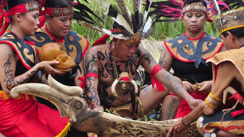 Gereja Keuskupan Sintang Berjalan Bersama Suku Dayak – KATOLIKANA