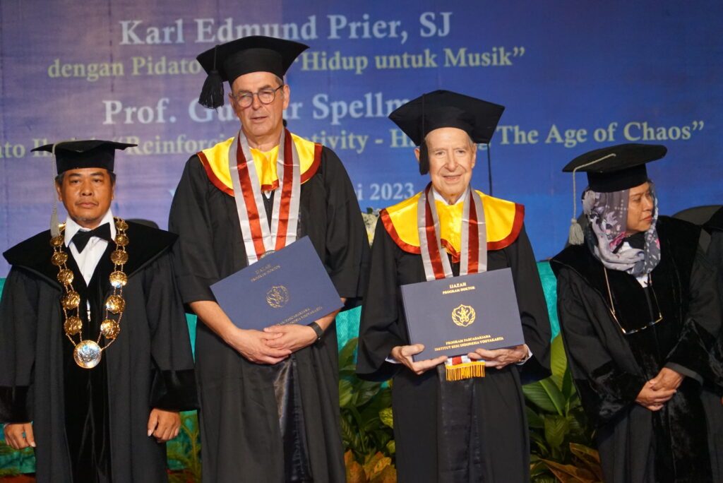 Romo Karl Edmund Prier, SJ Raih Gelar Doktor Honoris Causa dari ISI ...