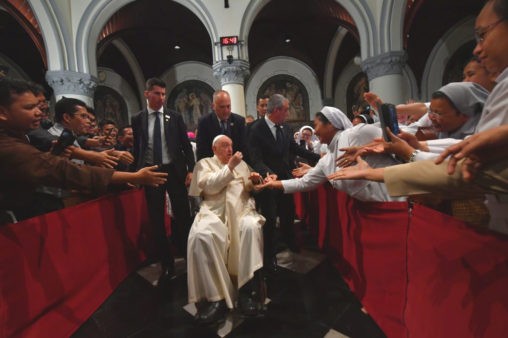 Masyarakat Indonesia Bersiap Ikut Misa Suci Paus Fransiskus di GBK - KATOLIKANA