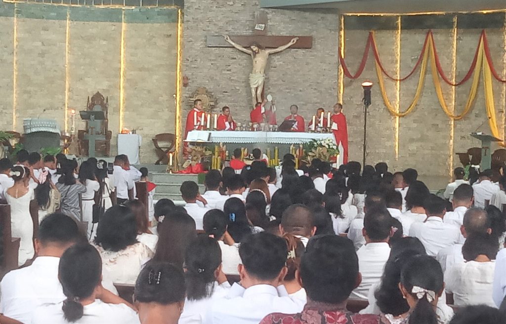 418 Umat Paroki St. Fransiskus Assisi Padang Bulan Terima Sakramen Krisma - KATOLIKANA