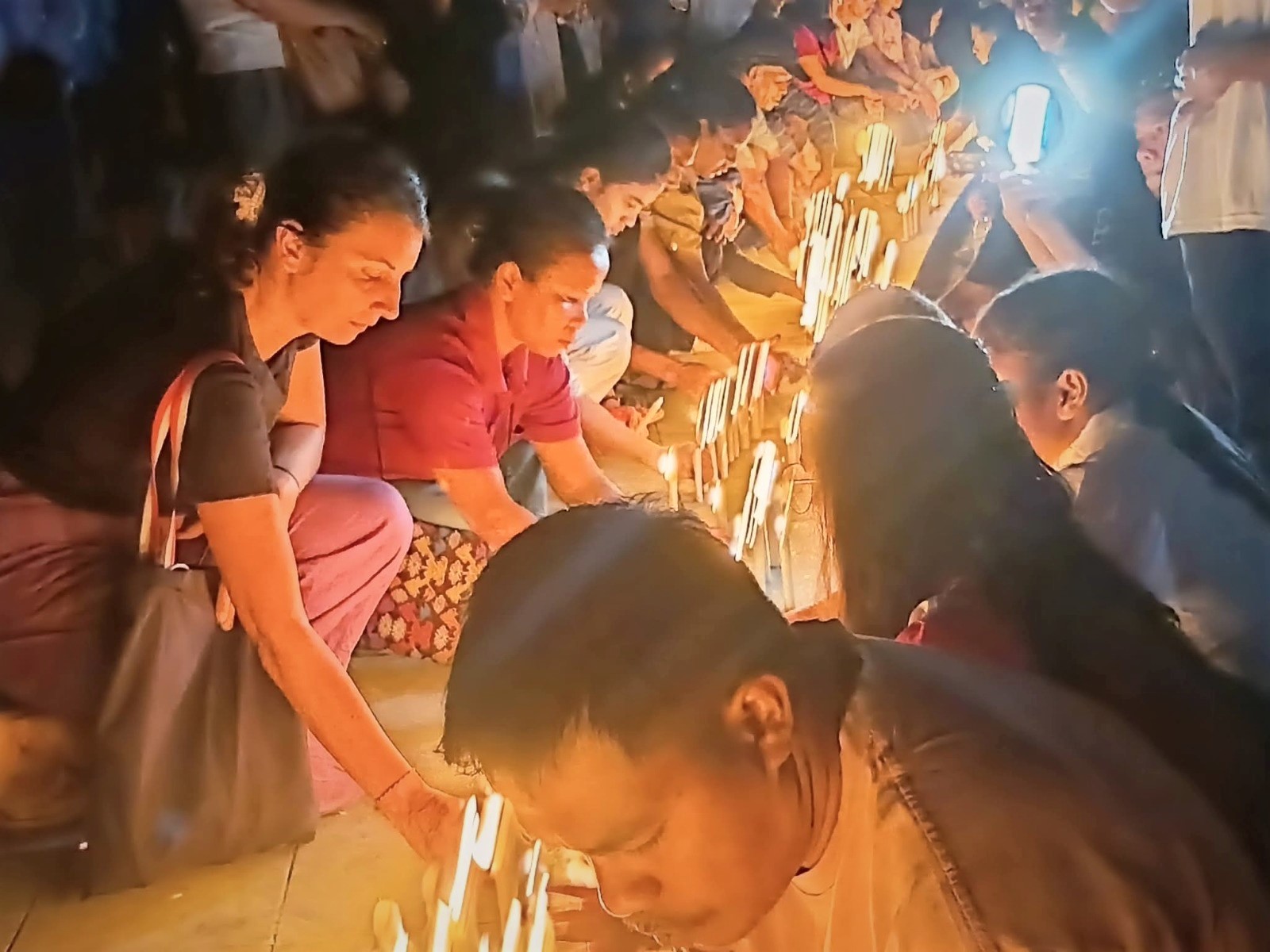 Nyala Seribu Lilin dan Doa Rosario bagi Korban KM Putri Sakinah ...