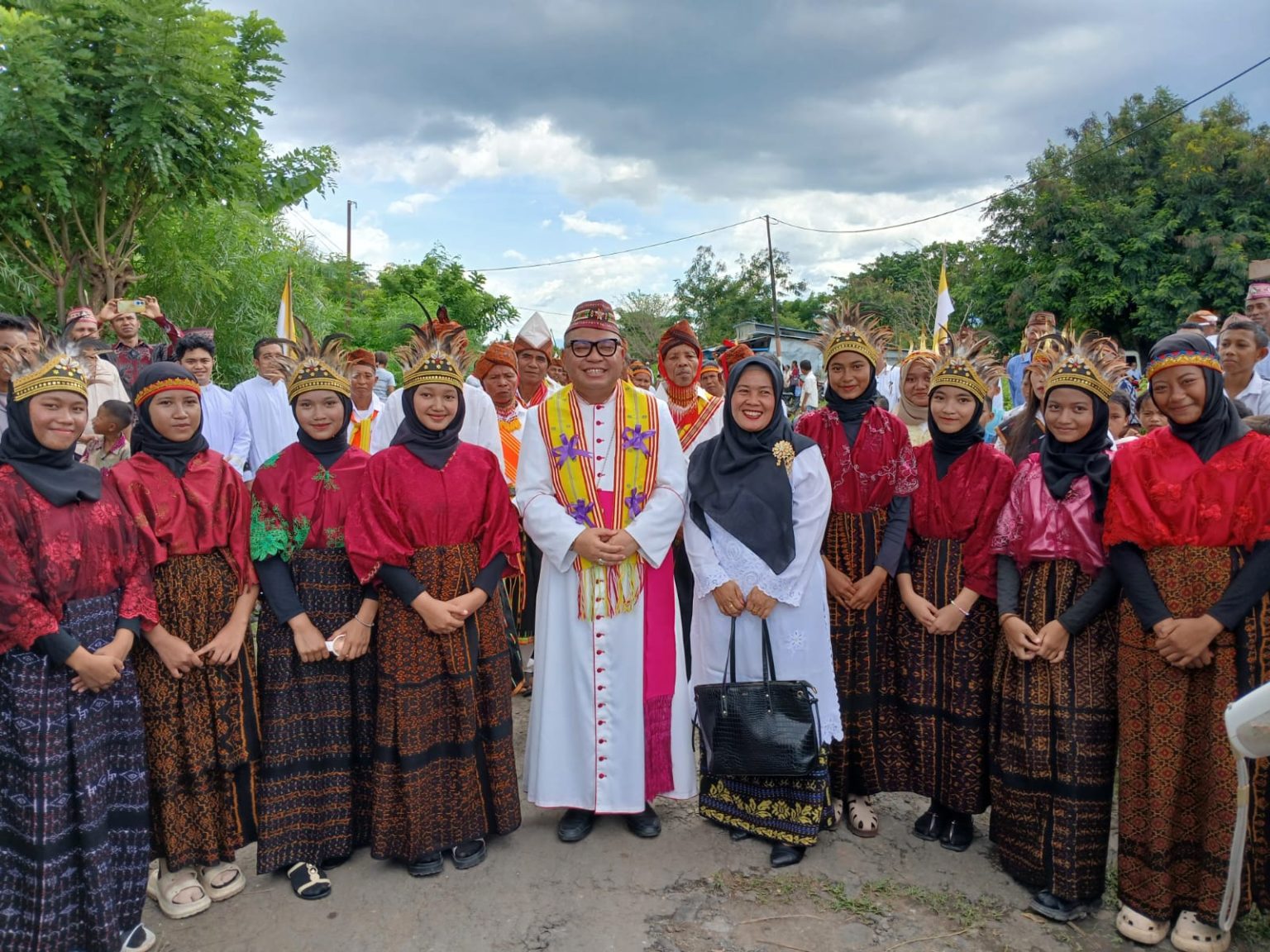 Umat Lintas Iman Lembor, Manggarai Barat, Sambut Uskup Labuan Bajo, Mgr ...